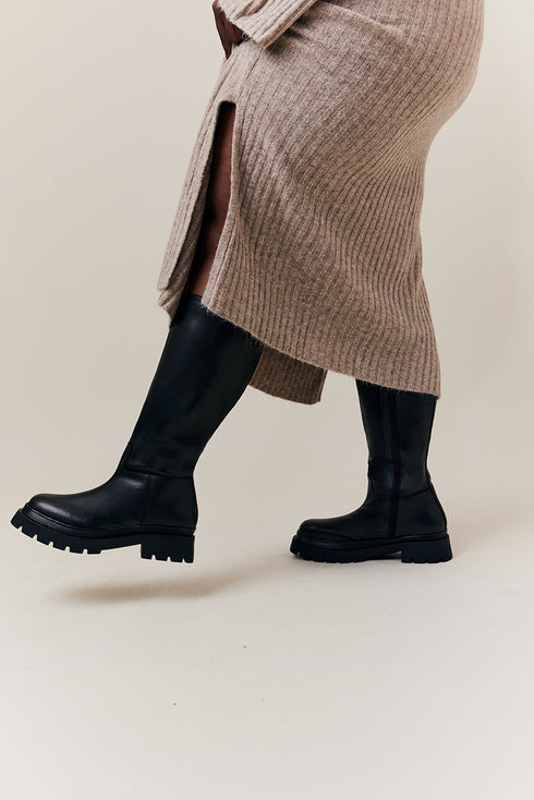Jess Chunky Heeled High Leg Boot – InTheStyle