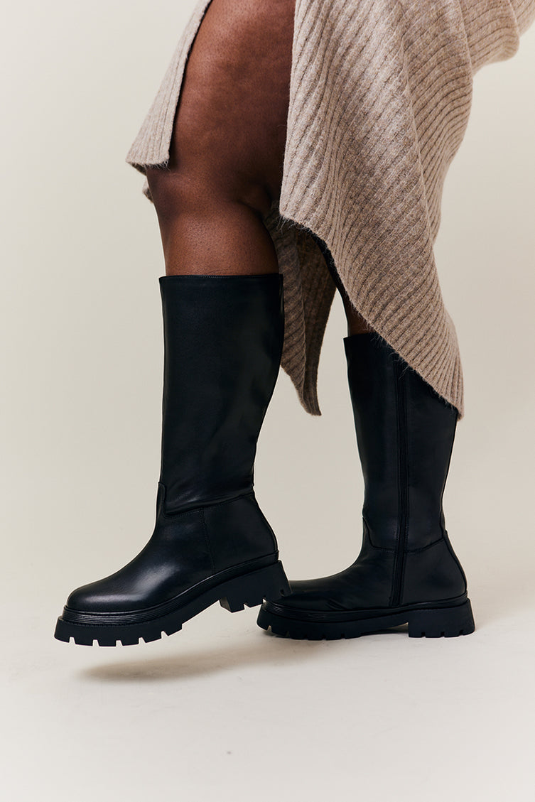 Jess Chunky Heeled High Leg Boot – InTheStyle